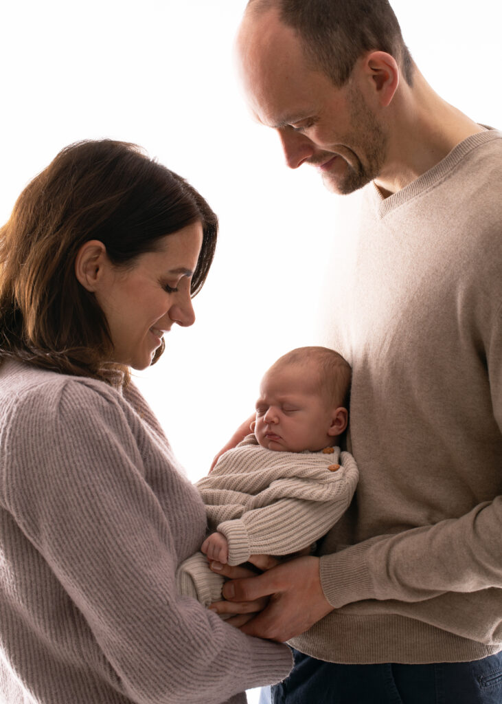 Neugeborenen-Shooting mit Eltern - FOTOWERFT Fotostudio Bargteheide